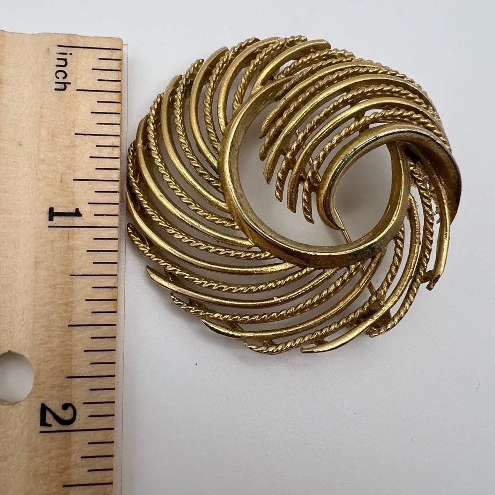 Lisner Jewelry | Jewelry | Lisner Vintage Gold Tone Swirl Brooch ...